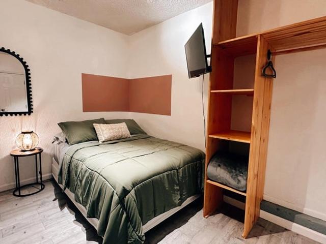 Spacious Private Room w/ Bath – Near North Perry A