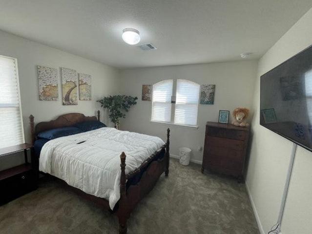 Spacious Private Room with Ensuite Bath in Modern
