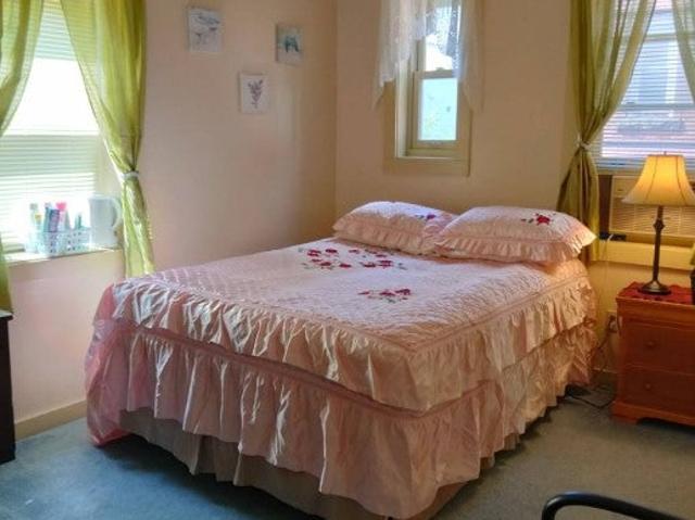 Spacious Private Room with Private Bath –