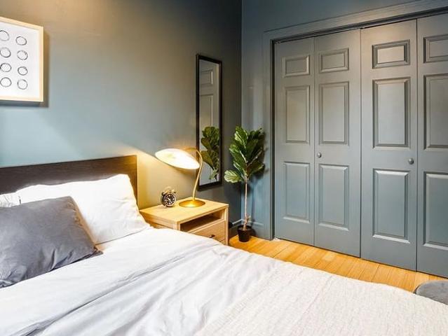 Spacious Private Room with Private Bath in Renovat