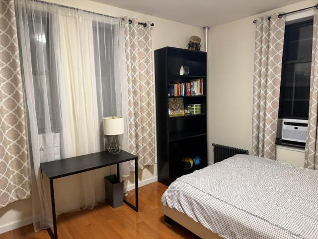 Spacious Private Room with Queen Bed – Brooklyn
