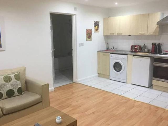 Spacious Private 1 Bed Basement Apartment