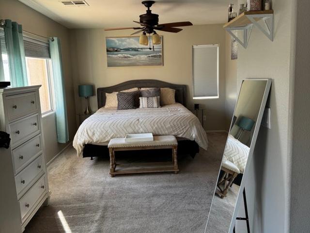 Spacious primary bedroom for rent!