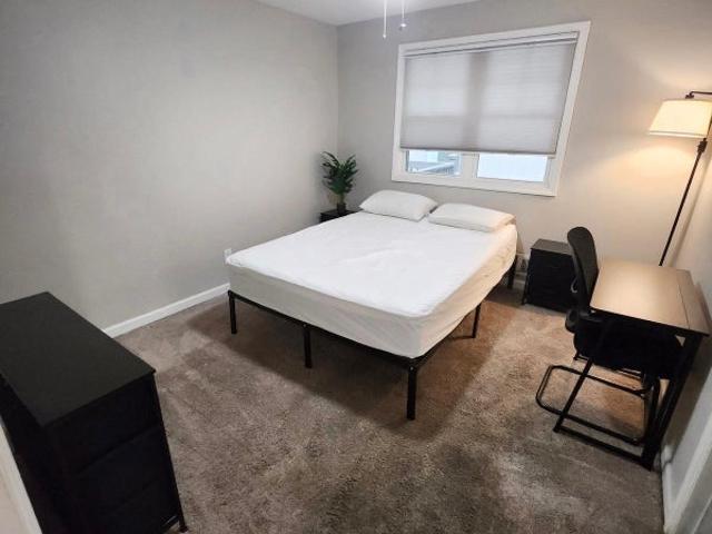 Spacious Queen Room in Large Shared Home