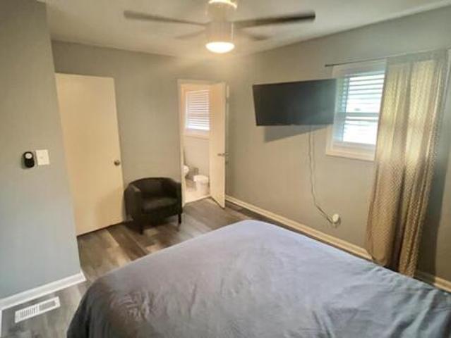Spacious Quiet Home Near Bus and Shops