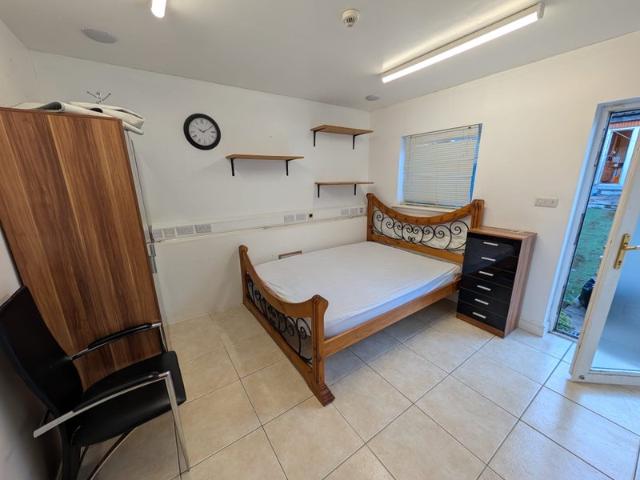 Spacious, Quiet Studio with Garden & Parking