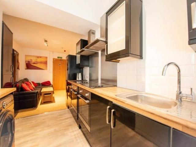 Spacious Recently Renovated Student House Pads for Students