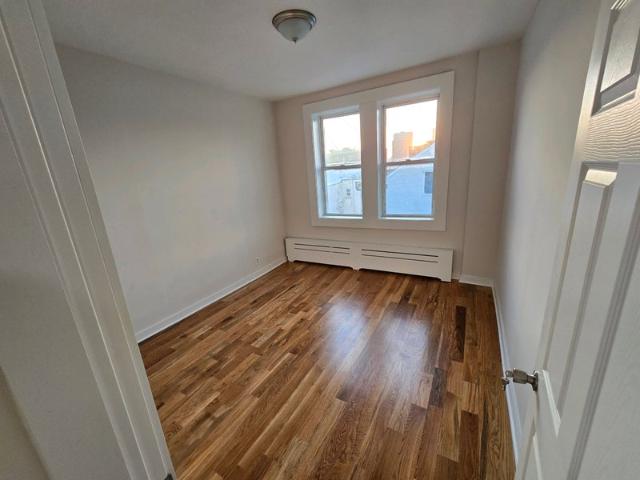 Spacious room near Path train