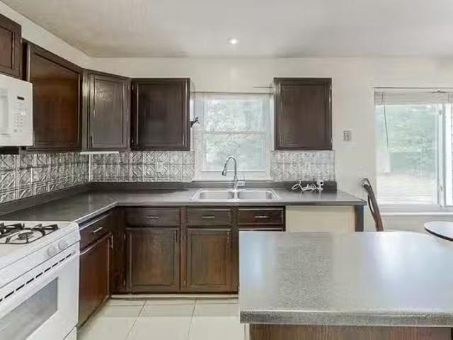 SPACIOUS ROOM AVAILABLE ELEVATED Rooms Decatur•Workspace • Pri.