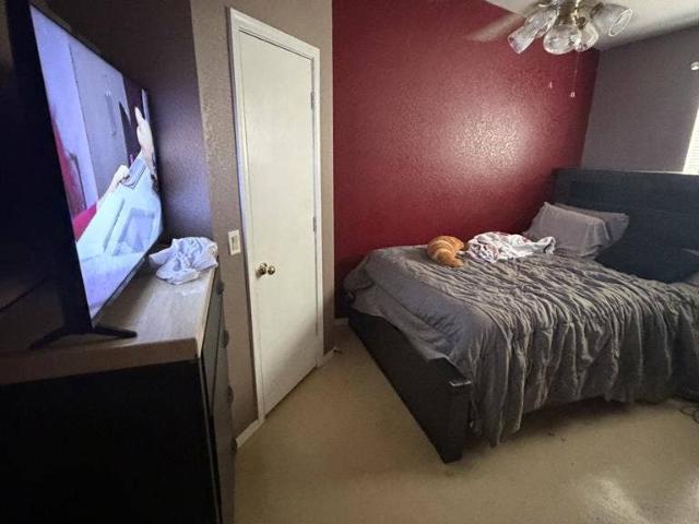 Spacious room available in Glendale