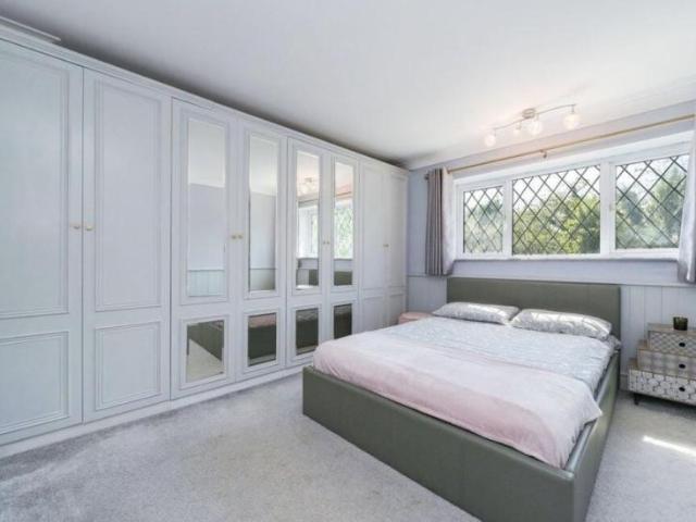 Spacious room, beautiful house, large garden, excellent transport links
