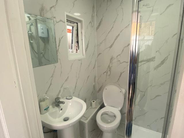 Spacious Room Bills Included Close to Tub
