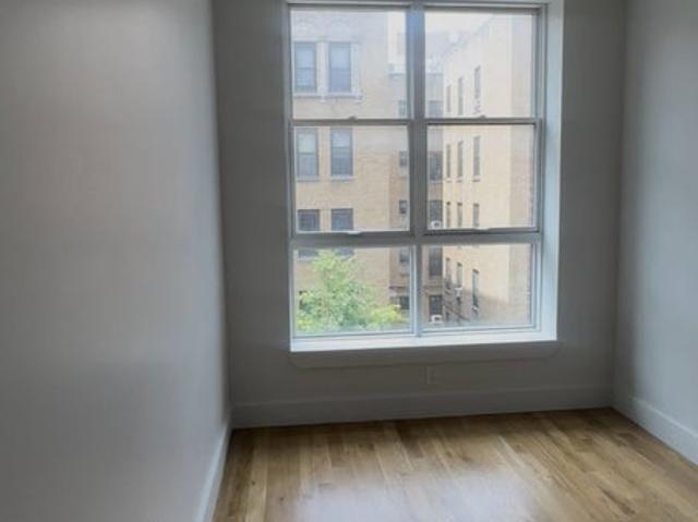 Spacious Room for Rent – Burnside, Bronx