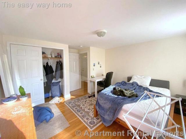 Spacious Room in Central Square