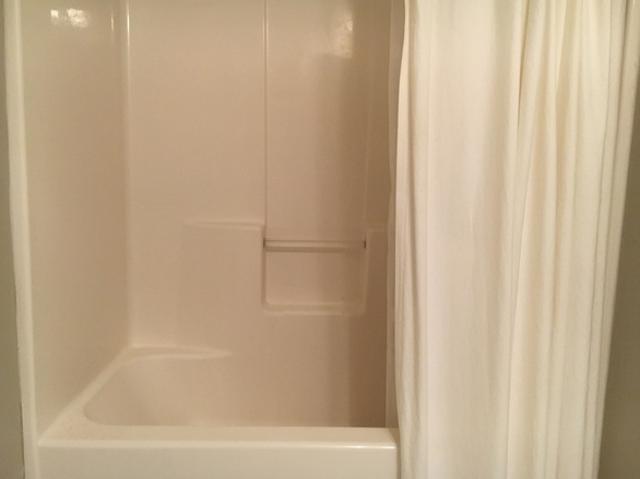 Spacious Room in Grant Park with amenities!