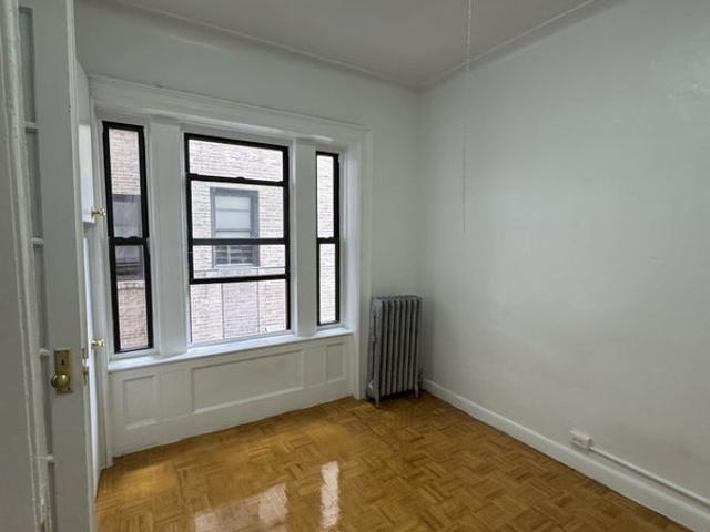 Spacious room in 2 bedroom apt