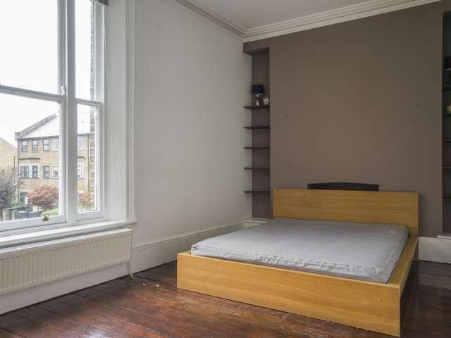 Spacious room in 2 bedroom flatshare in Wood Green, London