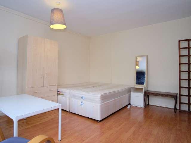 Spacious room in 3 bedroom apartment, Westminster, London