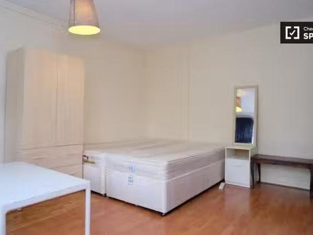 Spacious room in 3 bedroom apartment, Westminster, London