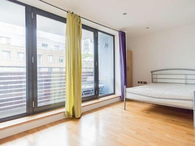 Spacious room in 3 bedroom flat in Limehouse, London