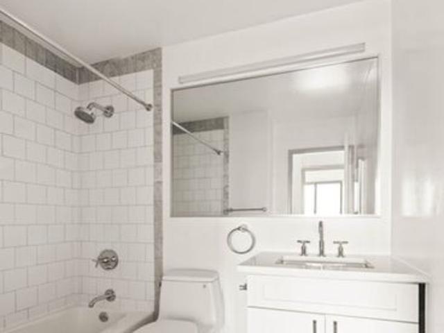 Spacious room in 3B, private toilet, near train