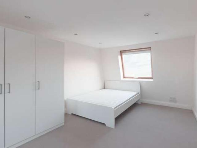 Spacious room in 6 bedroom flat in Hammersmith & Fulham