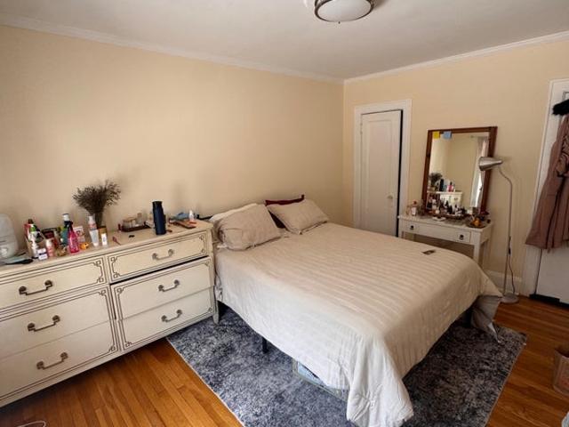 Spacious room, Lease Takeover in Astoria Ditmars