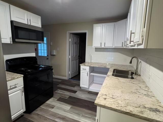 Spacious room South Dallas home with 2 modern bat
