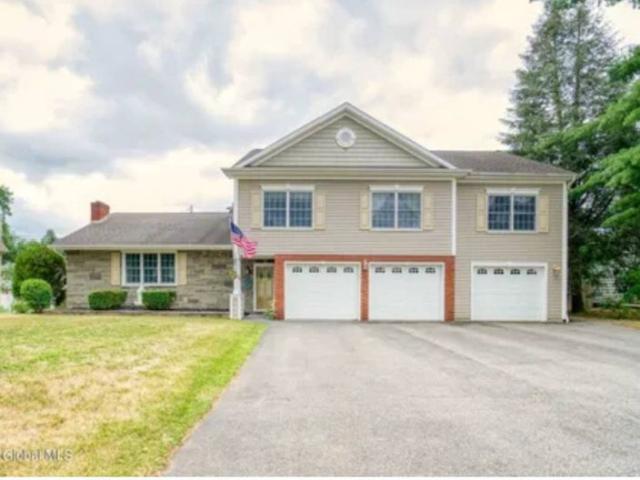 Spacious Room w/ Private Bath in Suburbs