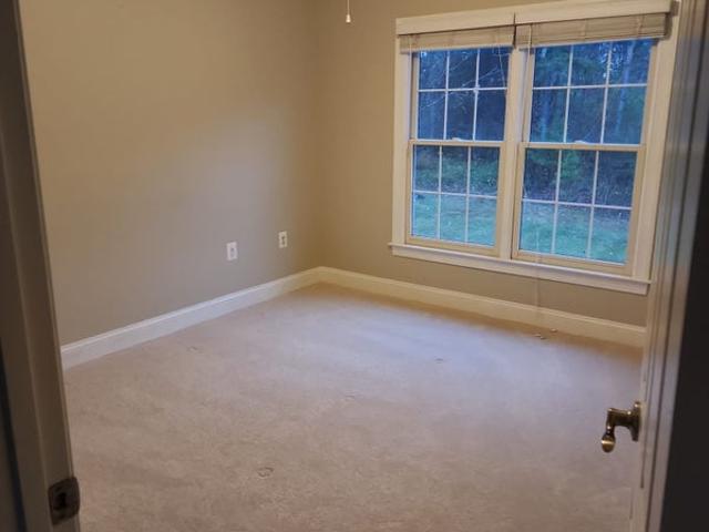 Spacious room with shared bathroom Ashburn VA