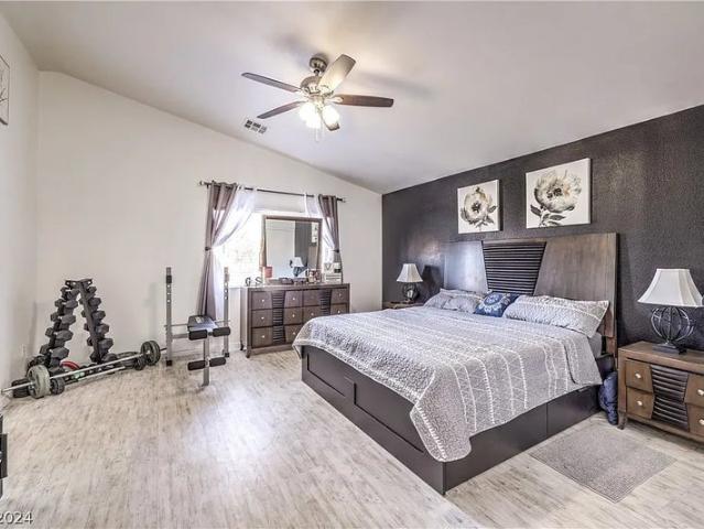 Spacious Room with Private bath in desirable Lone