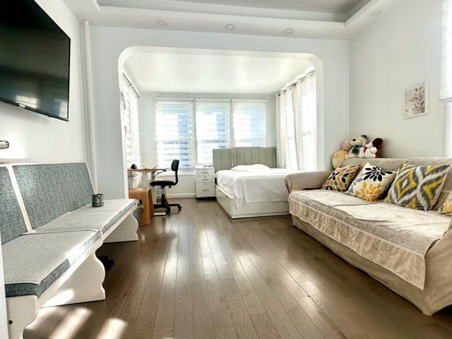 Spacious Room $1,500/mon flight attendant/Pilot