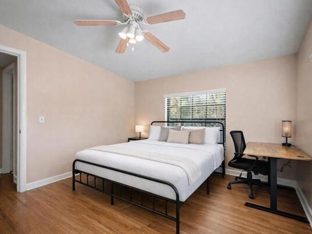 Spacious Rooms in Arlington Neighborhood!