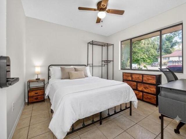 Spacious rooms in Ocala!
