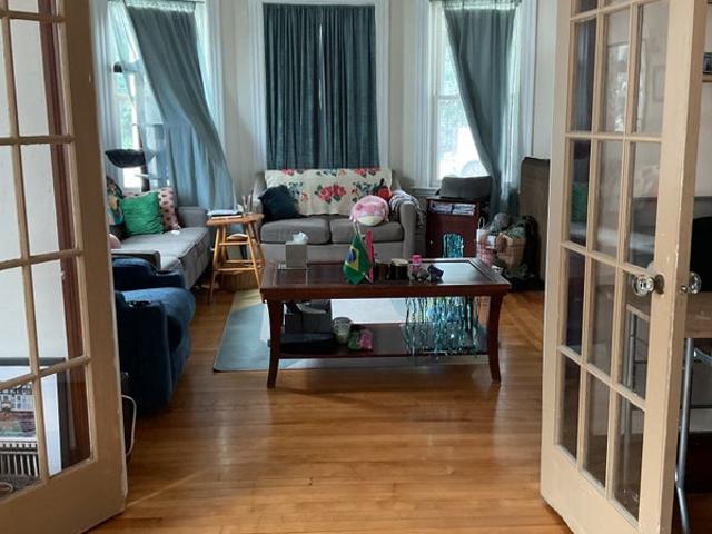 Spacious Salem apartment with room available