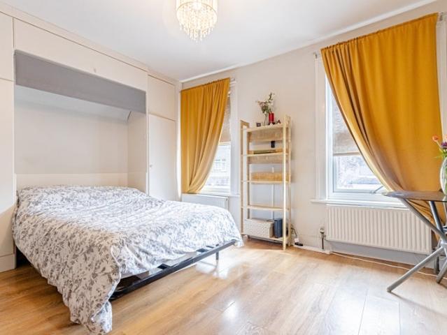 Spacious self contained studio flat in N17