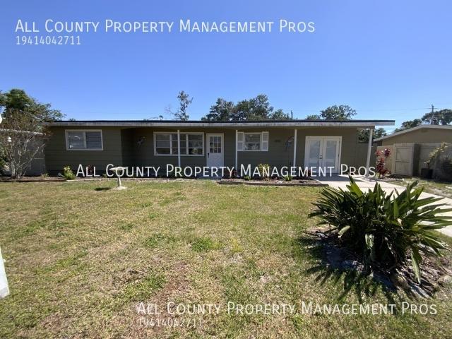 Spacious SFH with a pool/ Renovated kitchen/ Fenced yard/ Close to Siesta Key Beach