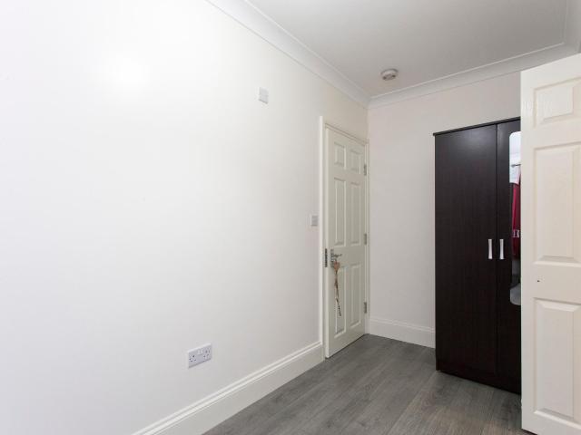 Spacious single bedroom with an ensuite bathroom, near the East Acton tube Has a Room