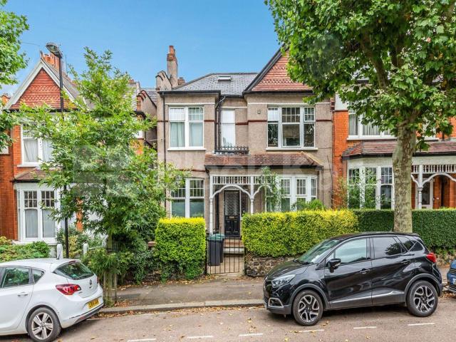 spacious split level 3 bedroom property with study and access to garden