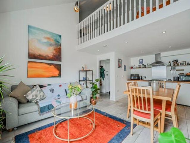 Spacious split level flat in Leytonstone