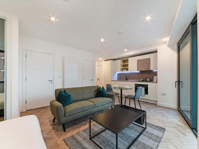 Spacious studio apartment available to rent in the fantastic Three Waters development in Bow Creek