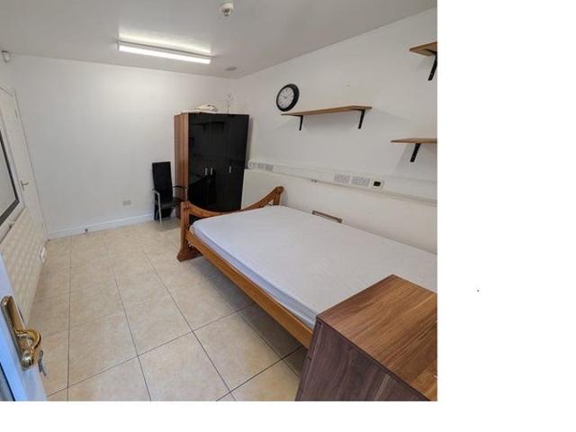 Spacious Studio Available – NW9 – Bills Included