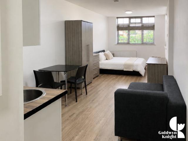 Spacious Studio Burnside Road RM8
