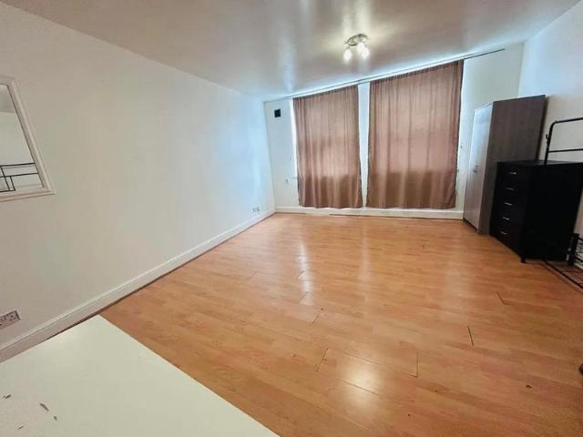Spacious Studio Flat to Rent New Cross Road!
