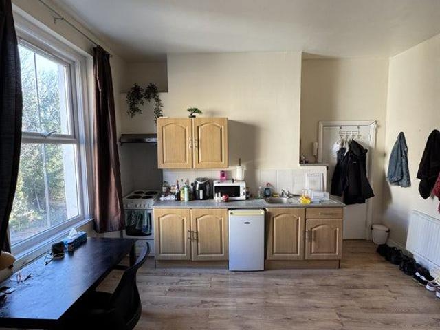 Spacious Studio Flat to Rent on Amhurst Road