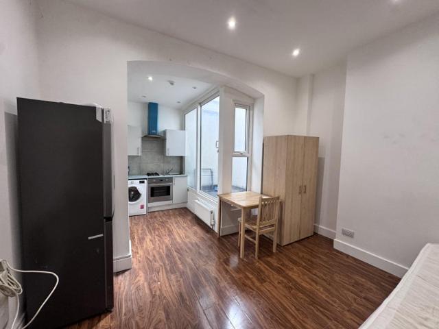 Spacious studio flat with patio Kilburn