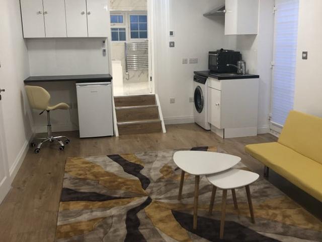 Spacious Studio Flat with Separated Entrance