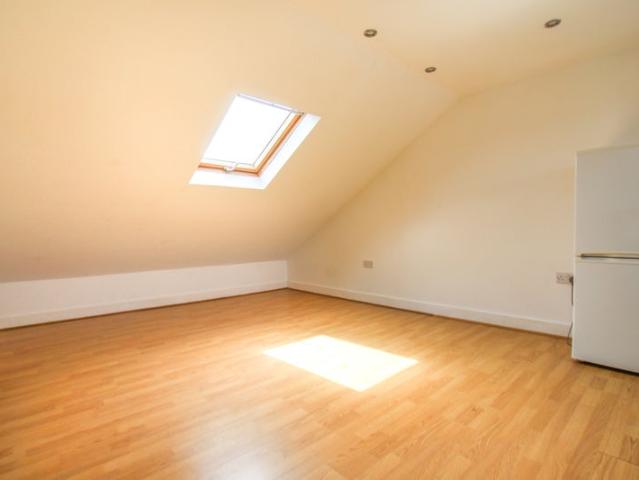 Spacious Studio Flat Close to Hornchurch Station