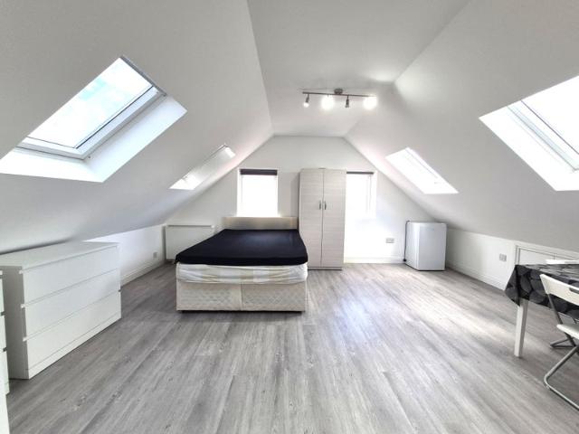 Spacious studio flat in Colindale