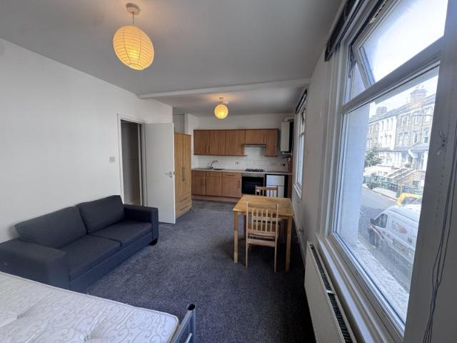 Spacious studio flat Kilburn